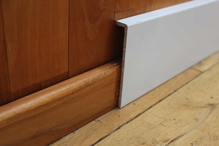 Surplinthe, cache plinthe de rénovation blanche - 20 x 119 mm - Lg 2.40 m